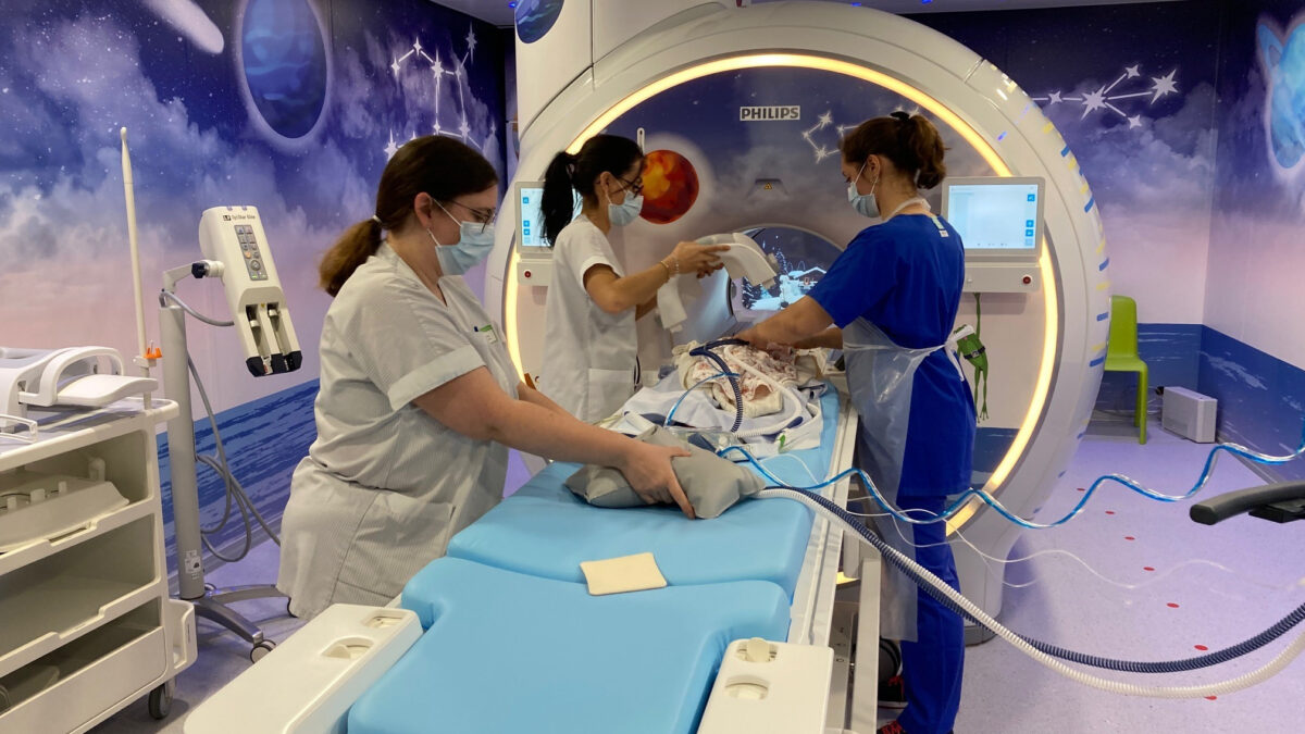 Une IRM pédiatrique pour rassurer les jeunes patients au CHU de ...