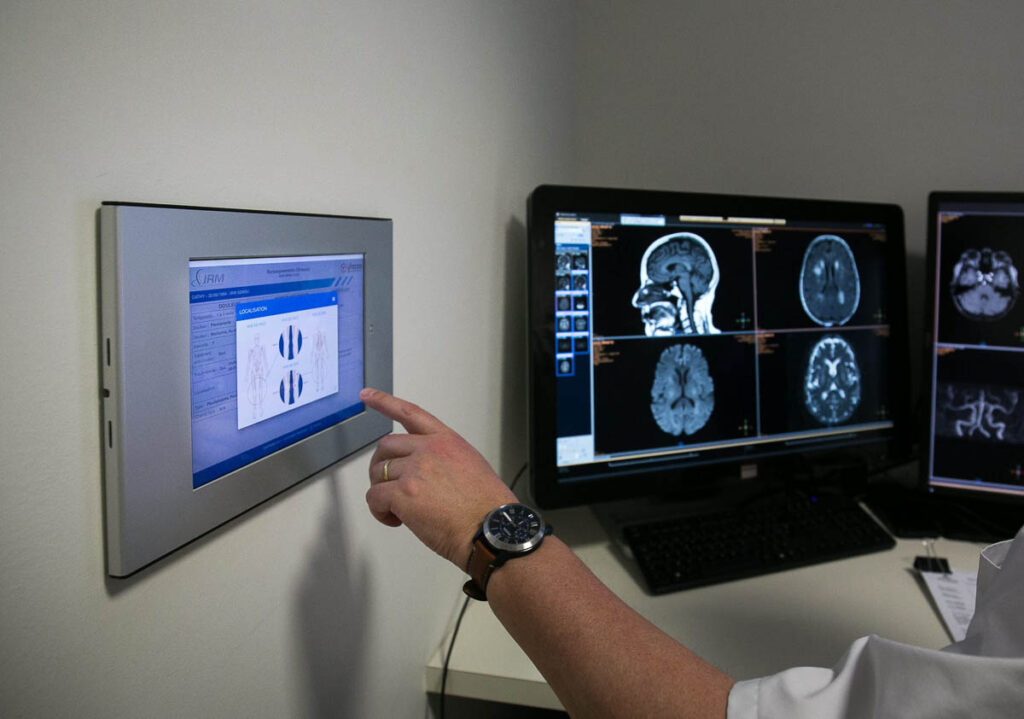 Des questionnaires sur tablette pour les patients en IRM - Docteur Imago