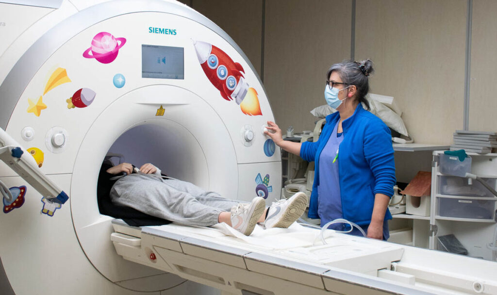 La prise en charge non médicamenteuse des enfants âgés de 2 à 6 ans en IRM - Tech Imago